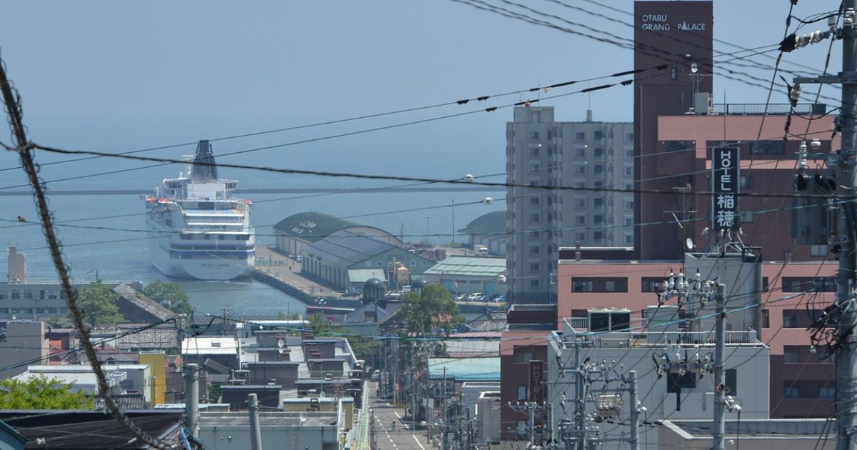 Ulici v japonském Otaru hlídá policie, turisti tam kvůli fotce skáčou ...