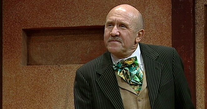 Charakteristický knírek a vtip. Petr Nárožný slaví 85 let - Minutové zprávy