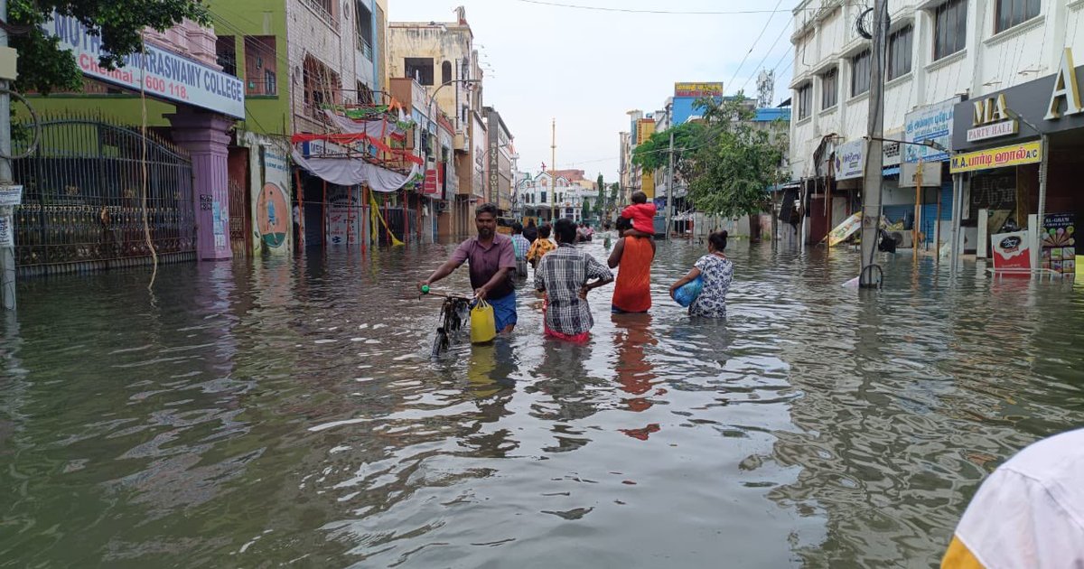 Jih Indie je pod vodou. Zemi zasáhly ničivé záplavy, o život přišlo ...